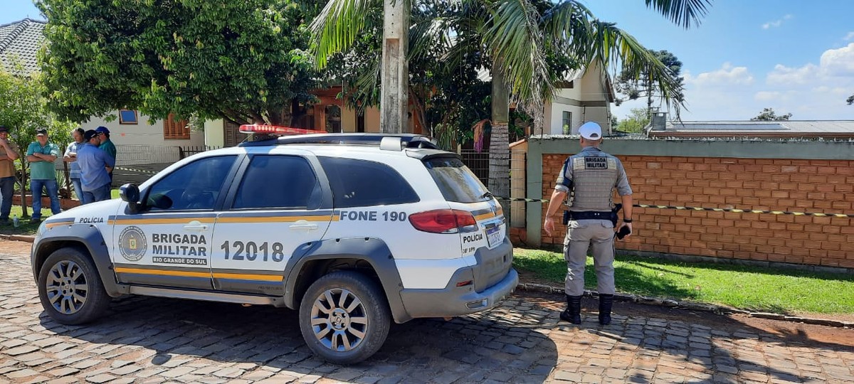 Corpos Em Decomposição De Homem E Mulher São Encontrados Em Campos