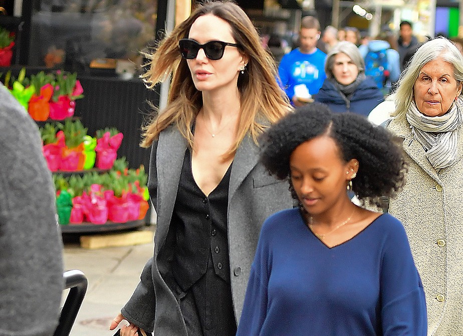 Angelina Jolie e Zahara fazem compras juntas em passeio por Nova York ...