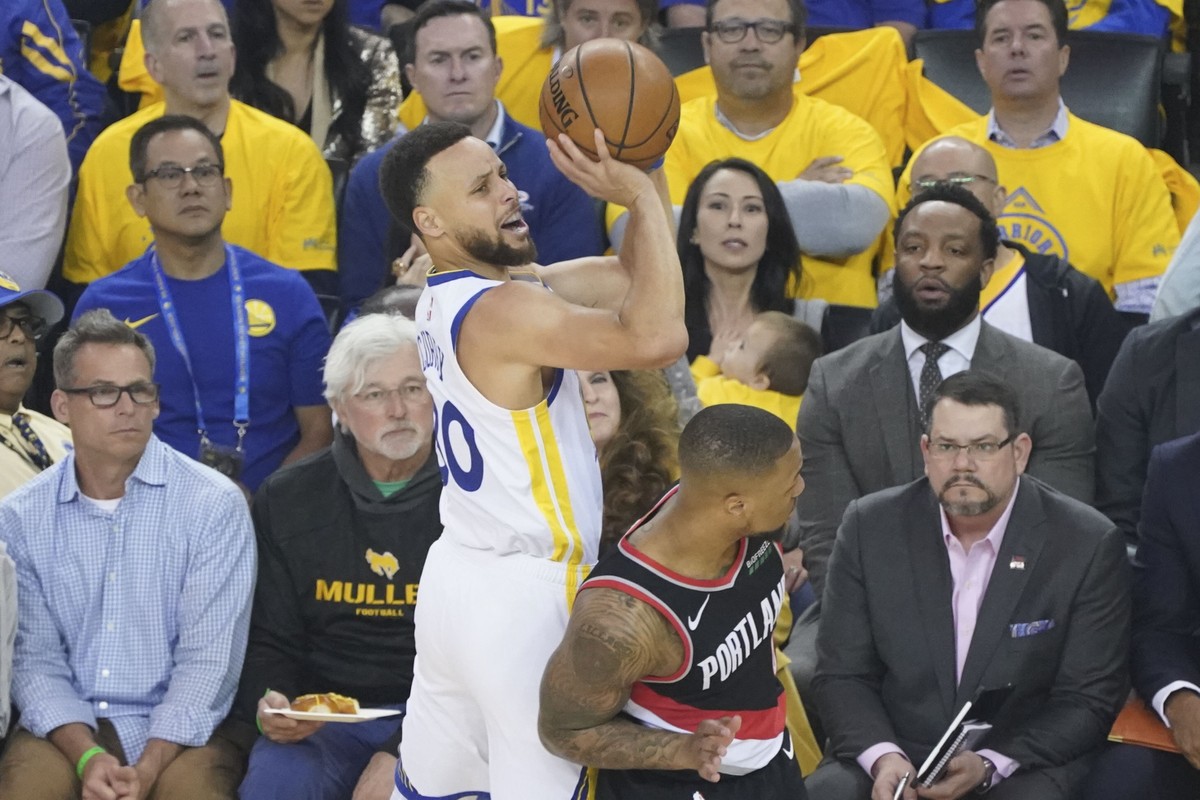 Splash Brothers somam 62 pontos, Warriors vencem os Blazers e fazem 1 a ...