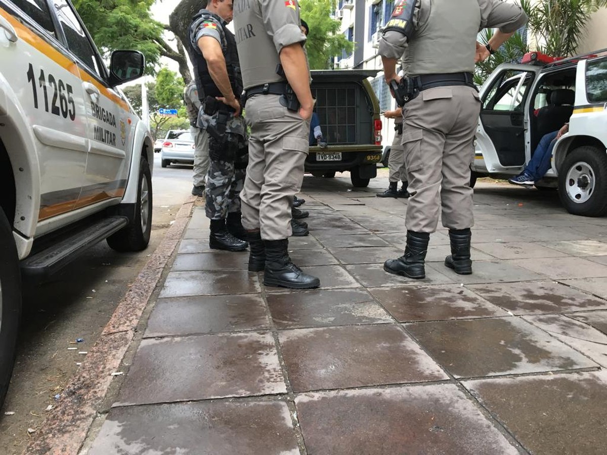 Presos Que Estavam Algemados A Carro Da Polícia Em Porto Alegre Se