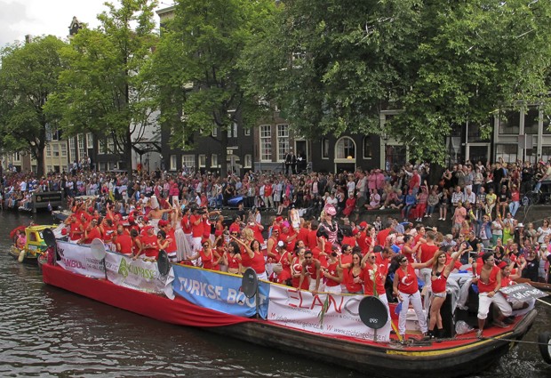 G1 - Desfile de barcos colore canais de Amsterdã durante a Parada Gay ...