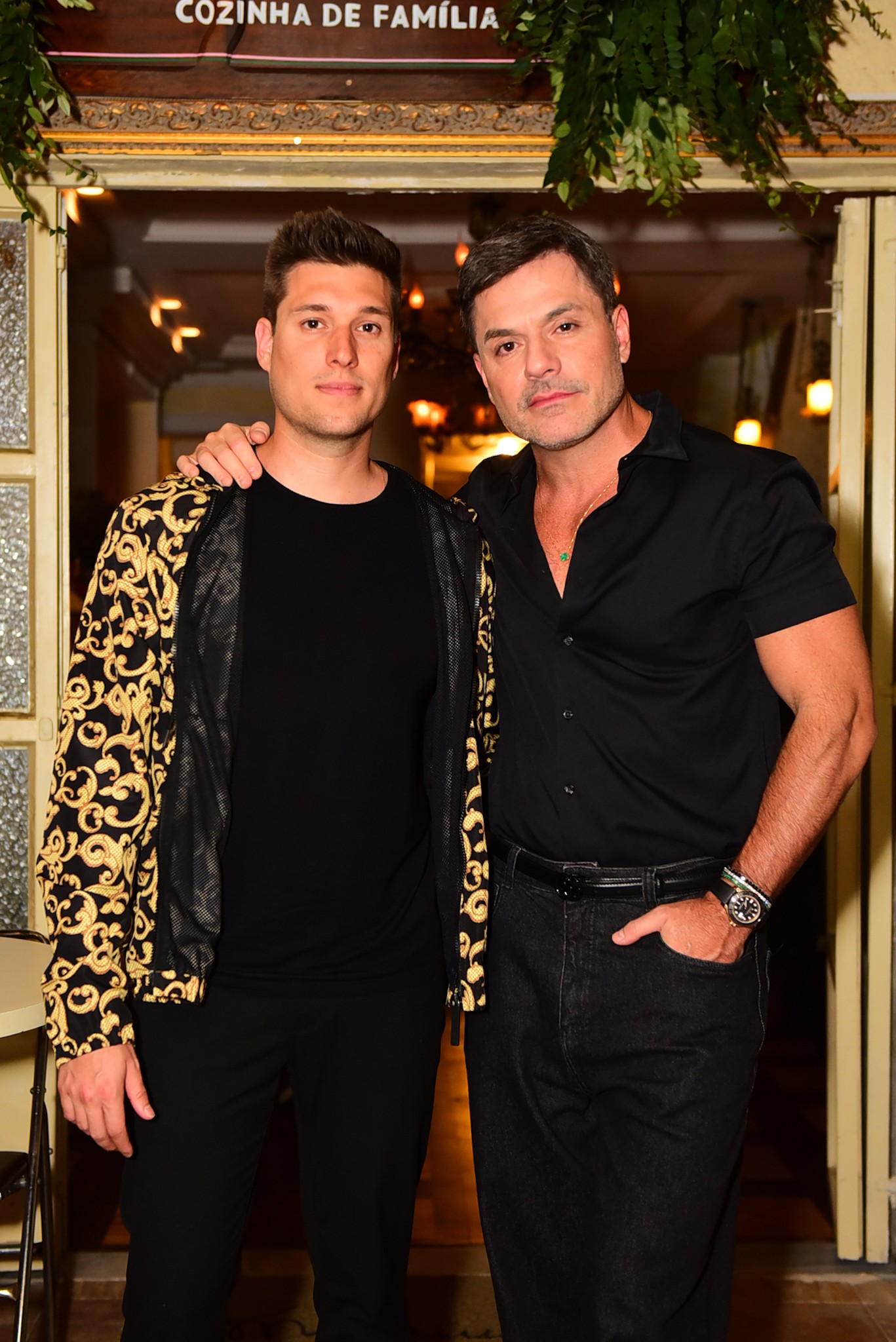 Rodrigo Faro comemora os 49 anos em festa com amigos e familiares ...