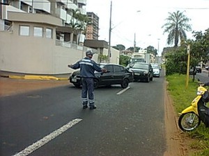 G1 - Motorista dorme ao volante e bate contra poste em avenida de Bauru - notícias em Bauru e ...