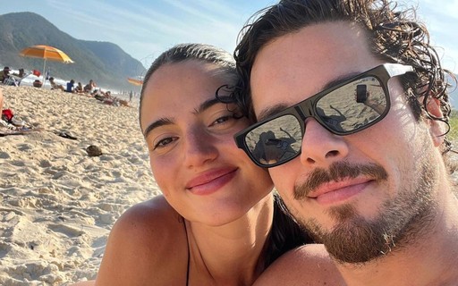 Gian Luca Ewbank posa com a namorada em dia de praia e Giovanna comenta ...