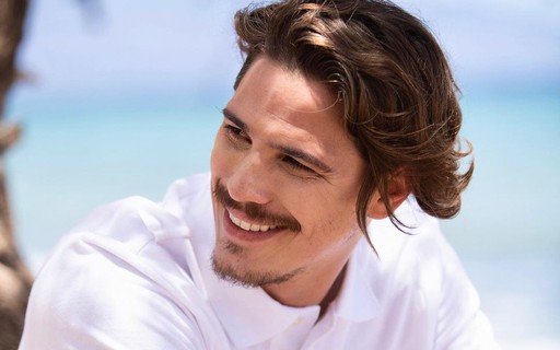 Romulo Arantes para a web ao compartilhar clique com melancia - Vogue ...