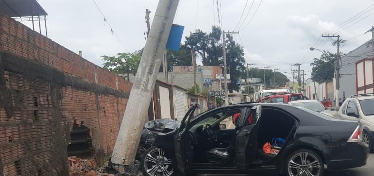 Motorista passa mal e bate carro contra poste em Volta Redonda | Sul do Rio e Costa Verde | G1
