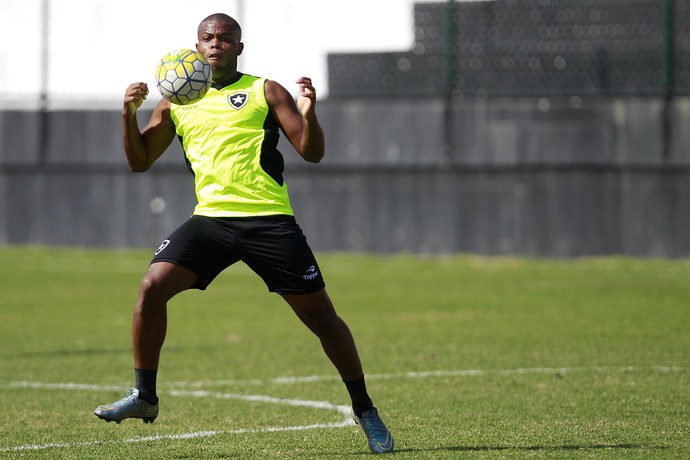 Reintegrado, Tanque vibra após temer pelo fim da carreira: "Chance da vida"