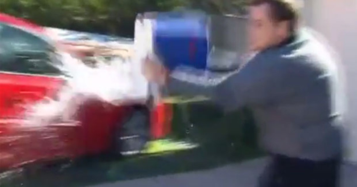 G1 - Entrevistado irritado dá 'banho' em repórter após pergunta na ...