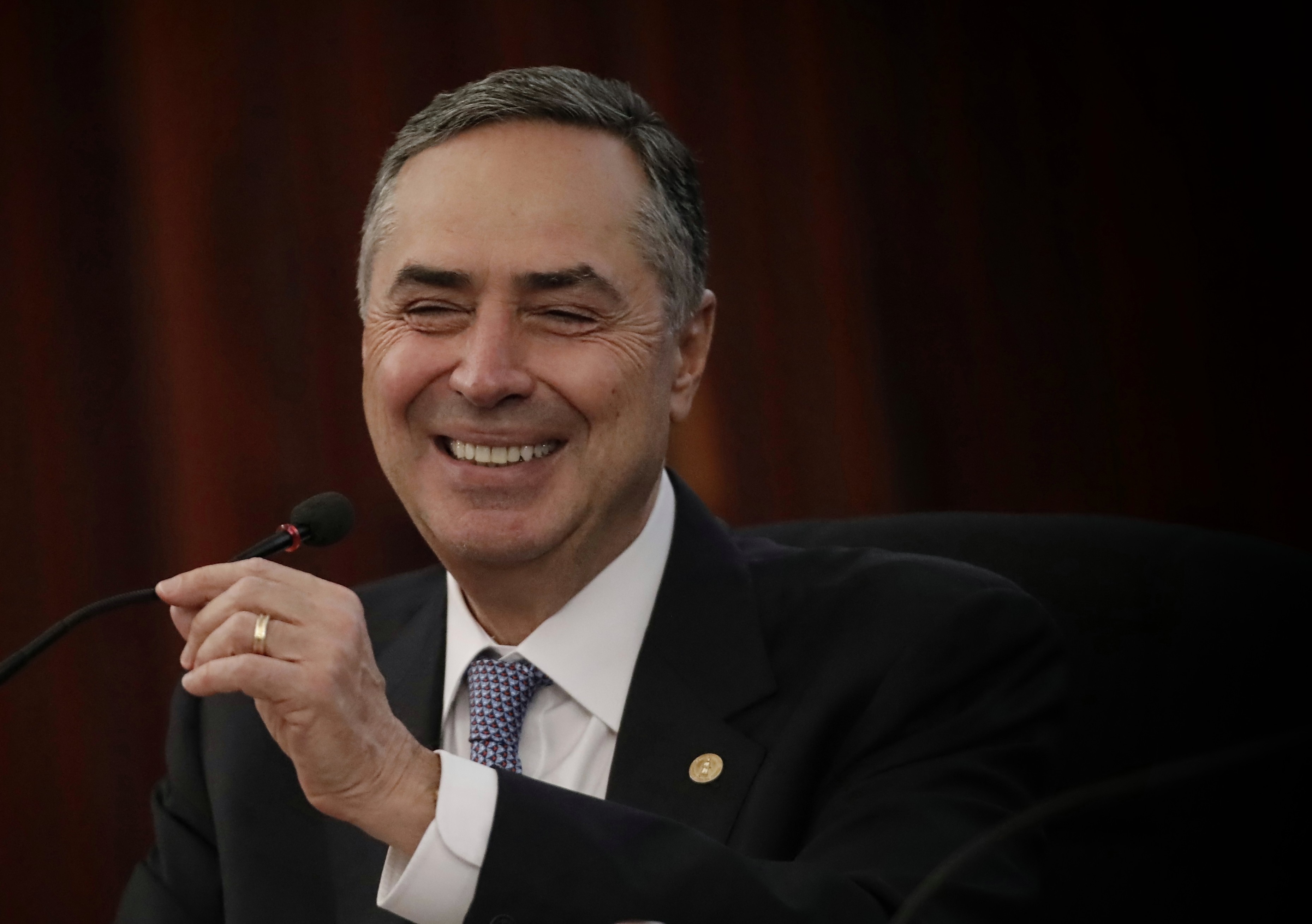 O ministro Barroso andou de camburão para fugir de um alagamento no Rio ...