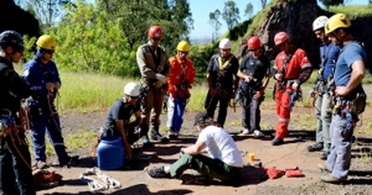 G1 - Bombeiros treinam resgate à altura em pedreira do interior ...