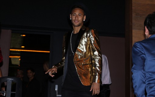 Garoto de ouro! De blazer dourado, Neymar celebra aniversário da irmã ...