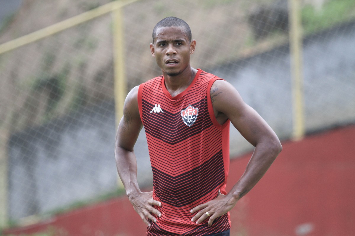 Everton Sena leva o terceiro amarelo e fica fora da partida entre ...
