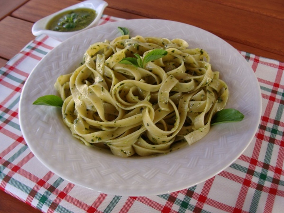 Talharim ao molho de manjericão | Macarrão | Receitas