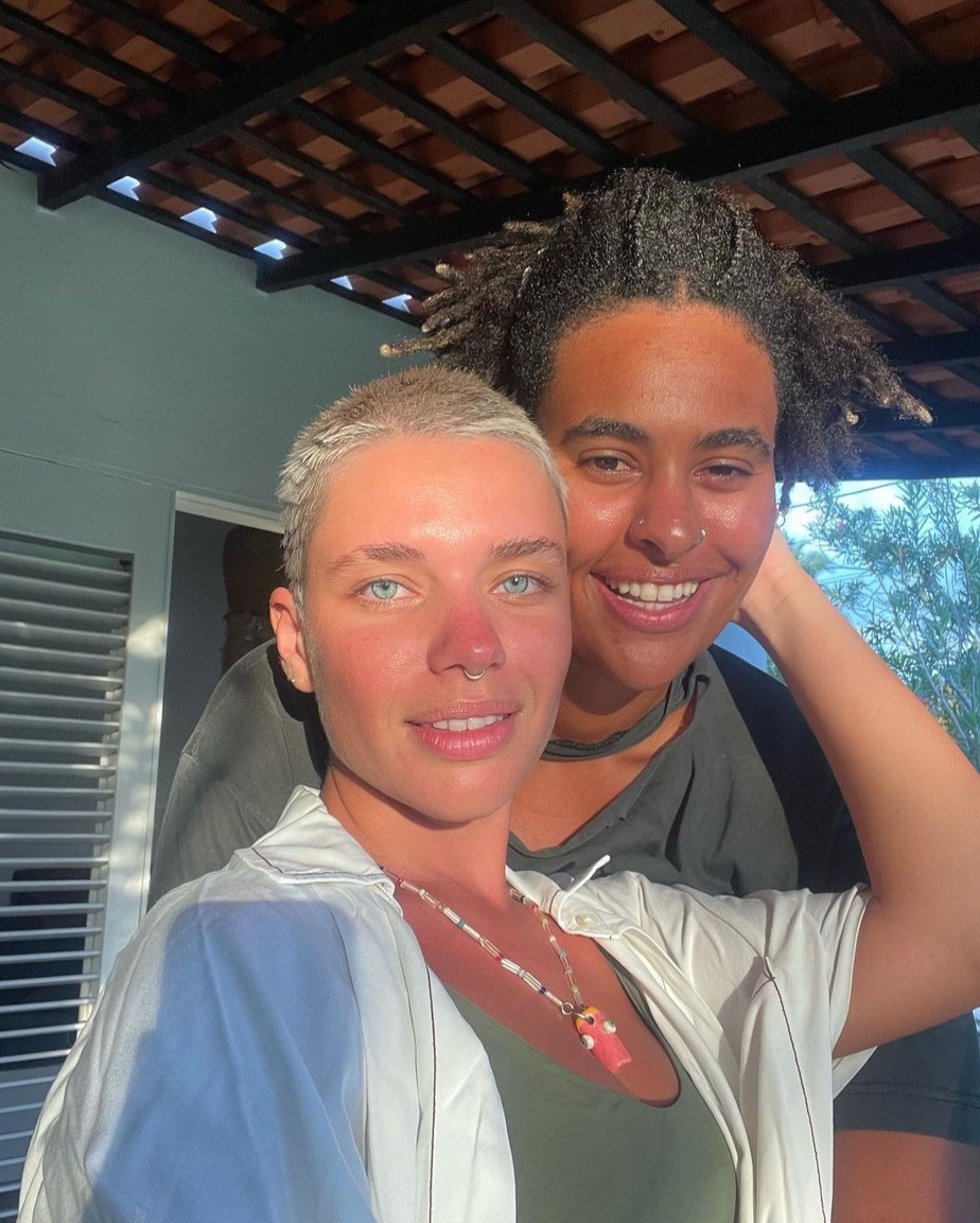 Bruna Linzmeyer dá chamego na namorada, Marta Supernova | Gente | O Globo