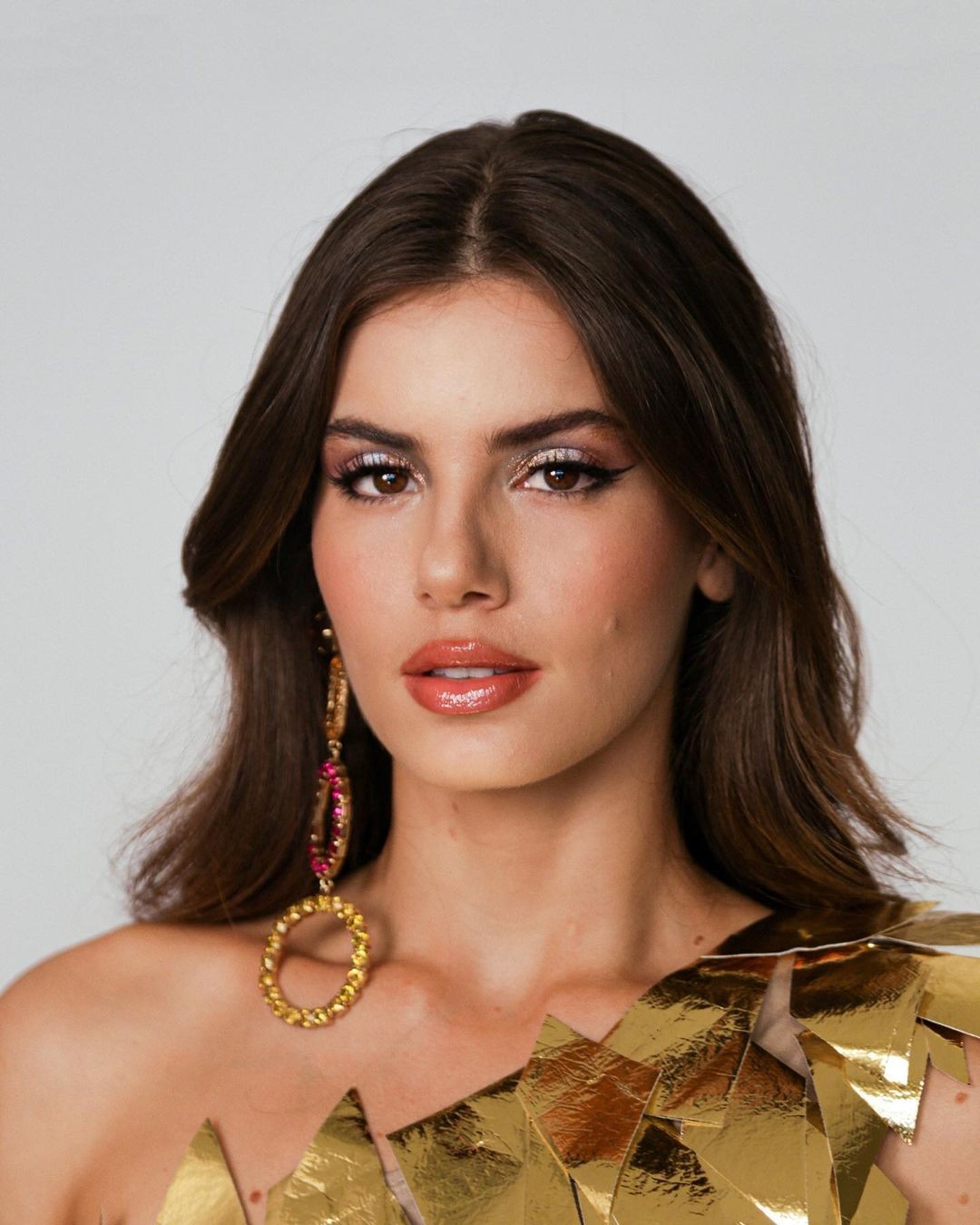 Camila Queiroz exibe look para noite na Sapucaí | Lifestyle | Glamour