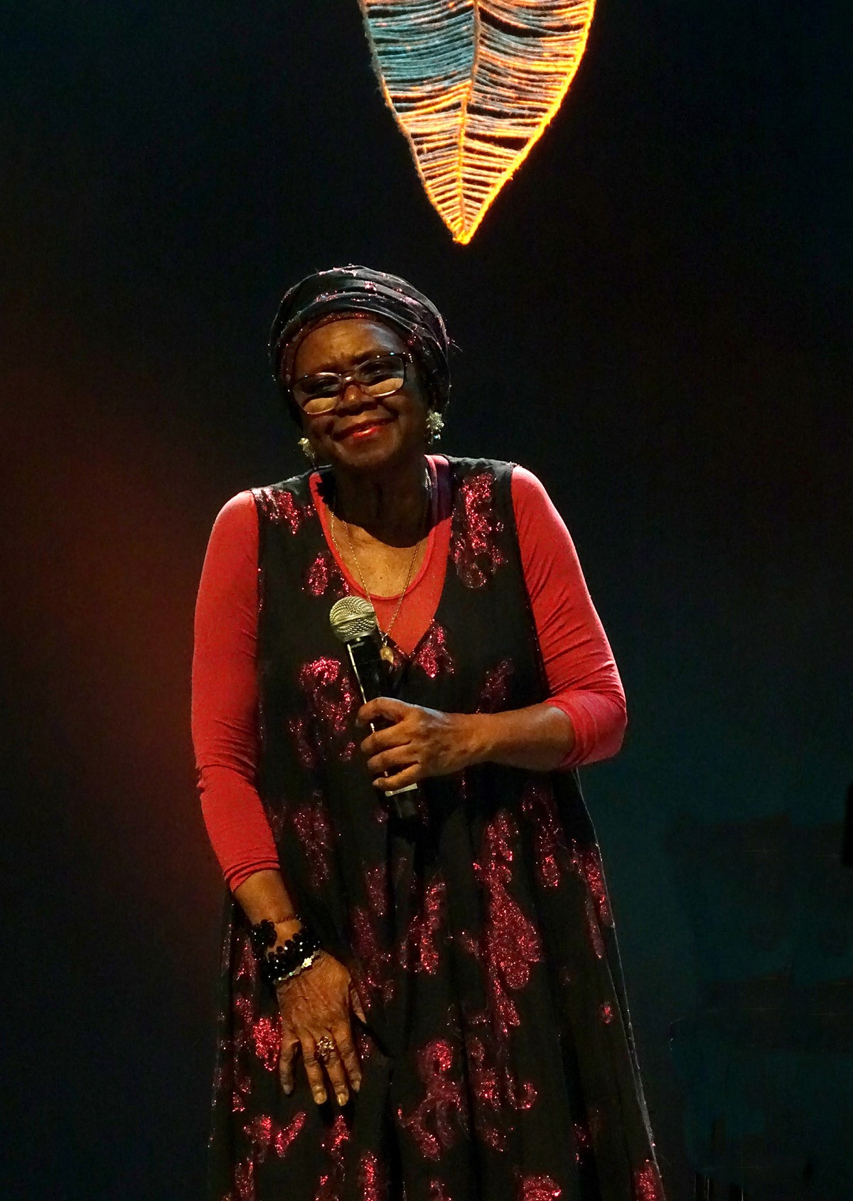 Áurea Martins é samba, batuque e reza no canto (con)sagrado do show ...