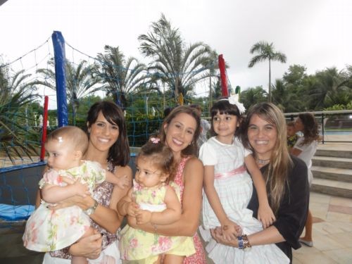 Dani Monteiro comemora aniversário da filha com amigas. Veja foto ...