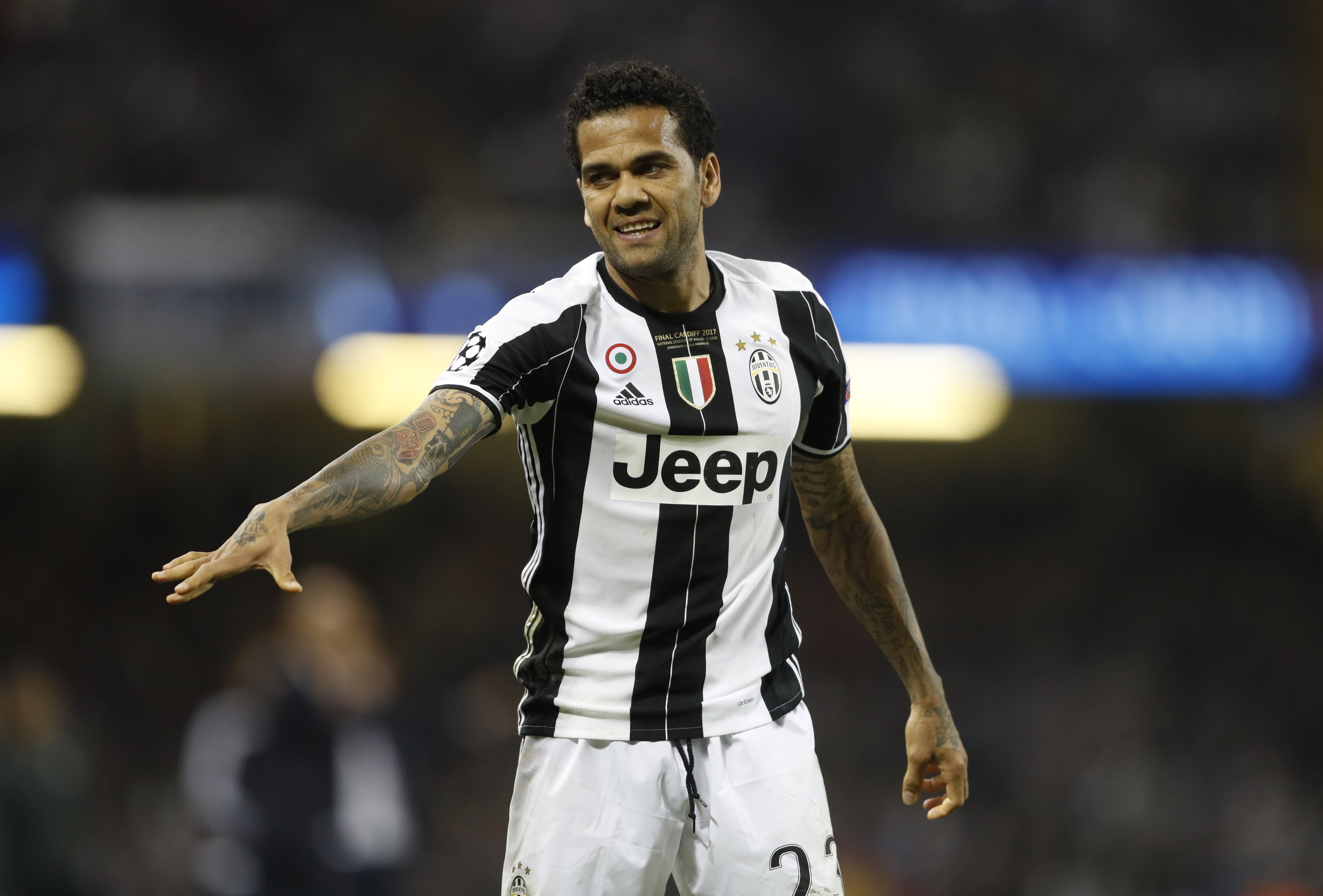 Após derrota para o Real, Juventus queria dar a Dani Alves uma Ferrari ...