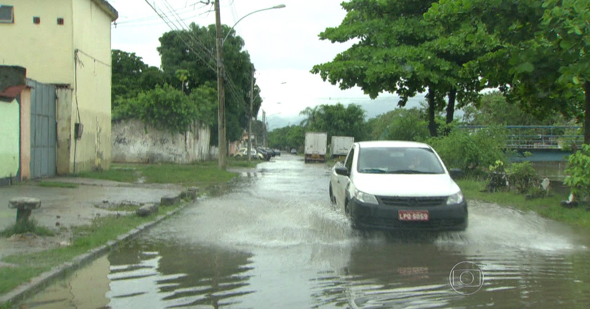 G1 - Água inunda casas na Pavuna, no RJ, e moradores ficam ilhados ...