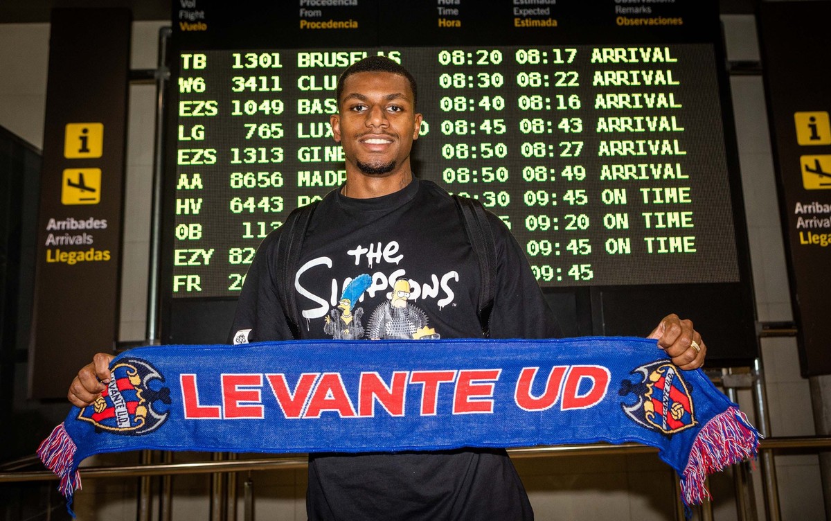 Após deixar o Inter, Wesley Moraes chega à Espanha para ser apresentado ...