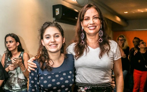 Ícone dos anos 90, Isadora Ribeiro recebe filha em estreia de peça ...