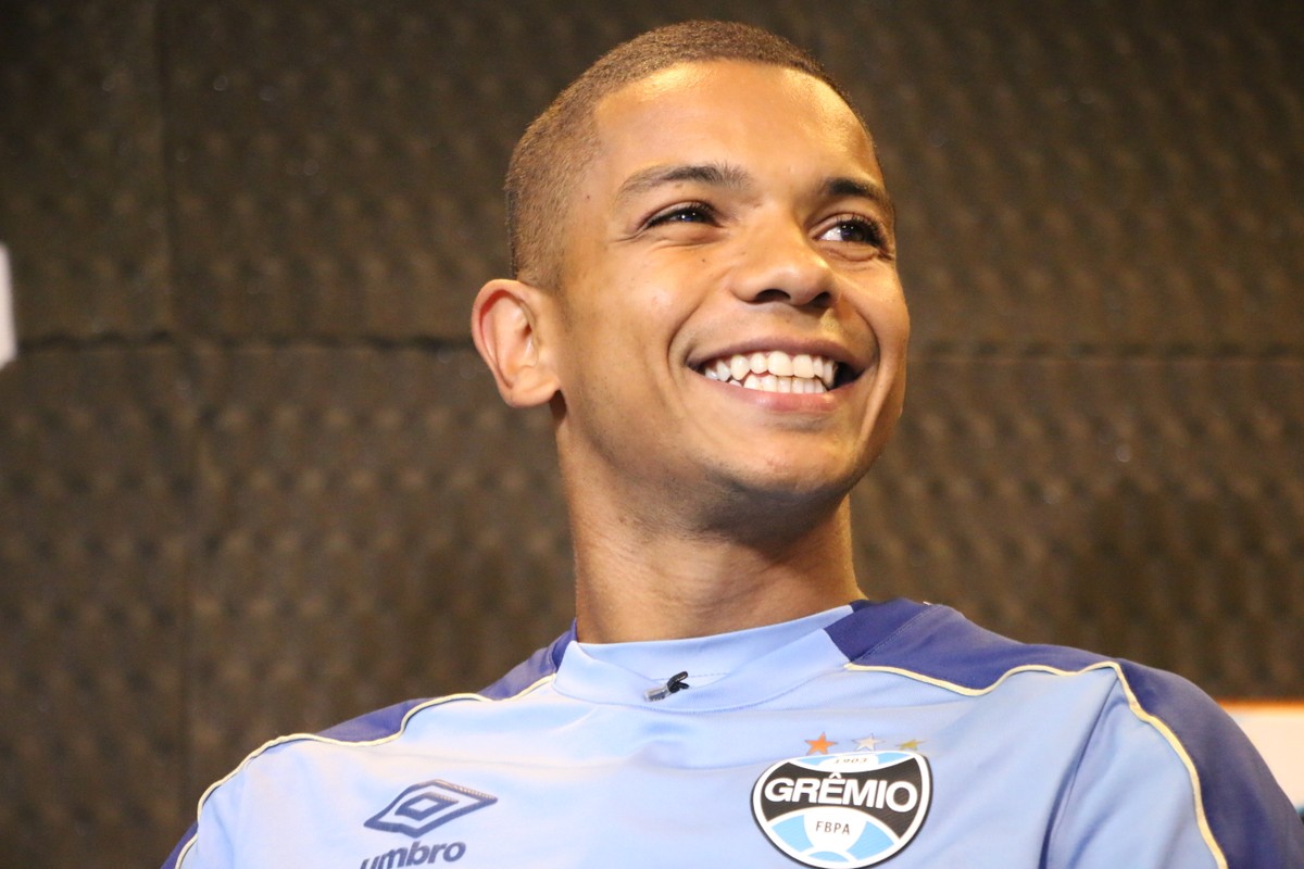 David Braz "veste a camisa", vira protagonista em primeiros atos no ...