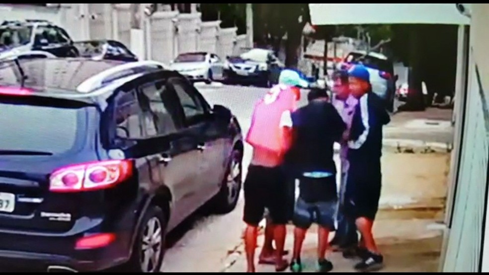 Vídeo mostra homem sendo assaltado na porta de casa na Zona Sul de SP ...