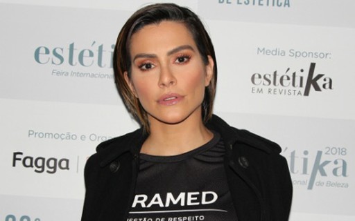Cleo causa alvoroço em feira e look sensual rouba a cena - Quem | QUEM News
