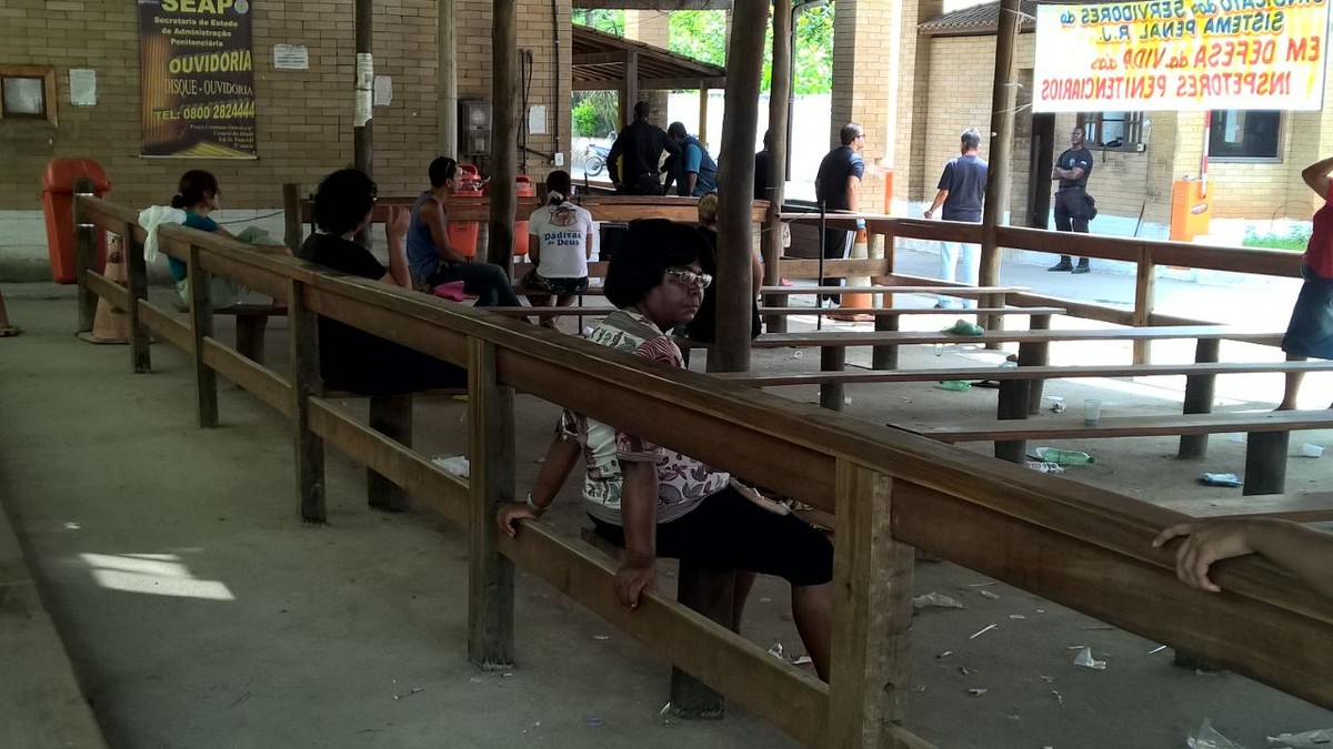 Parentes de presos em Bangu, no Rio, não conseguem fazer visitas e ...