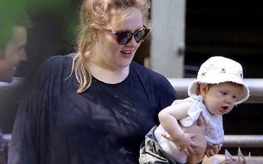 Adele mostra o rostinho do filho pela primeira vez - Quem | QUEM News