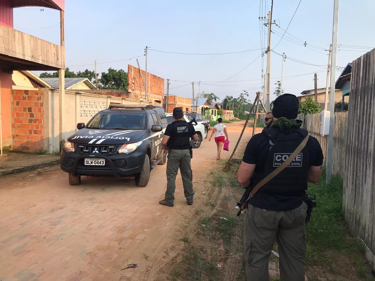 Polícia Civil Prende Cinco Pessoas E Apreende Drogas E Dinheiro Durante