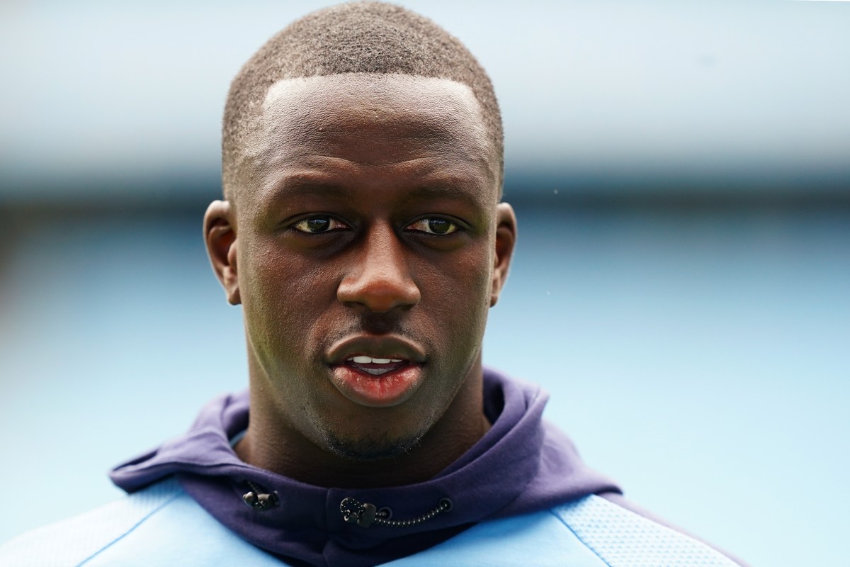 Lateral do Manchester City, francês Benjamin Mendy recebe mais duas ...