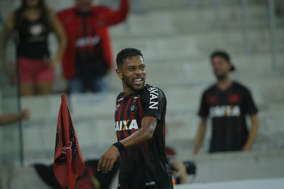 Atlético-PR renova contrato com lateral-esquerdo Renan Lodi por mais um ...