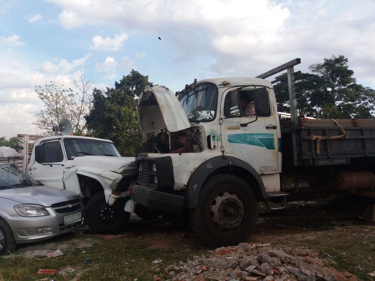 Caminhão desgovernado desce rua e atinge três veículos em Presidente Prudente | Presidente ...