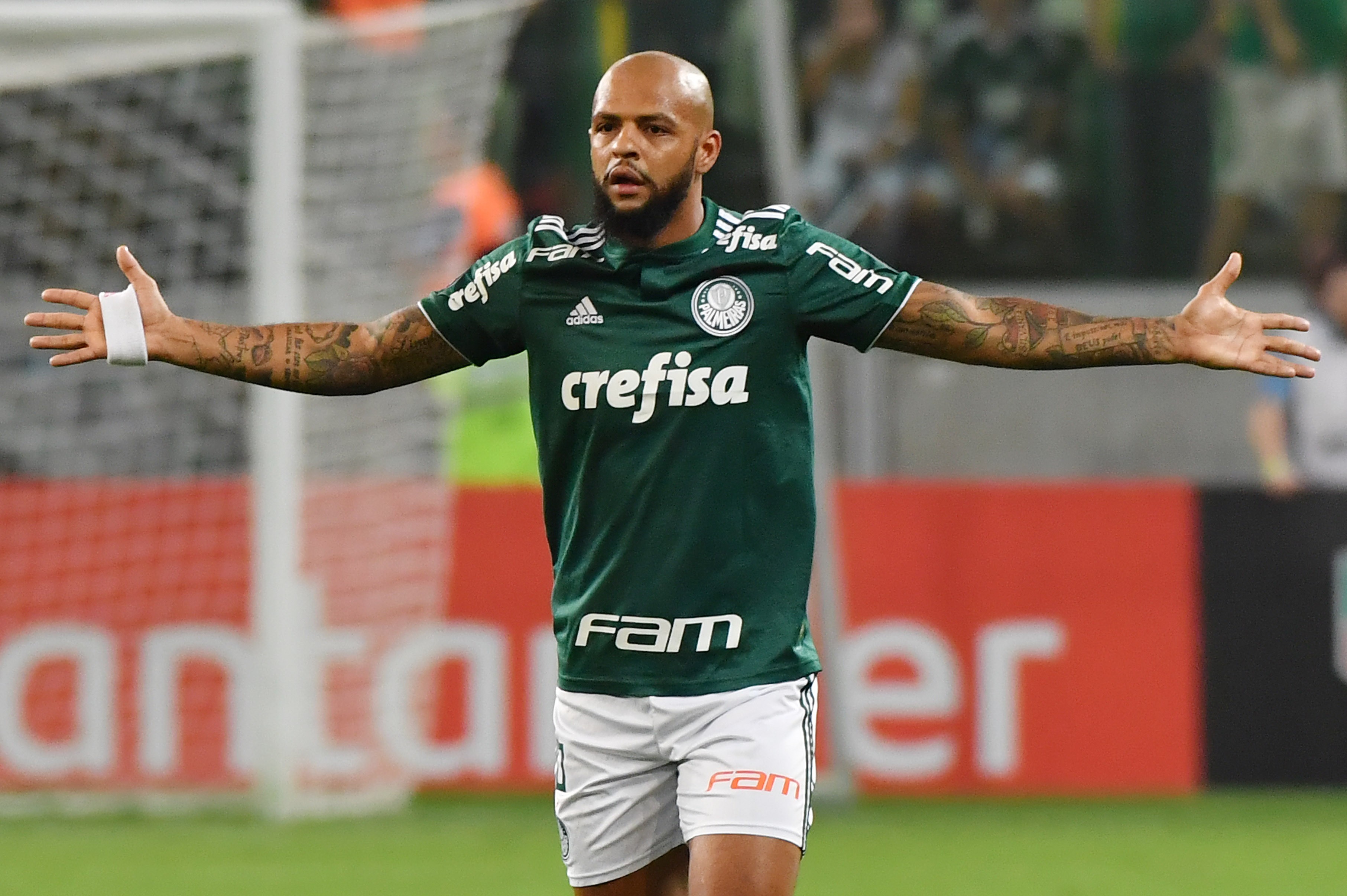 A casa de Felipe Melo no Rio: briga com vizinhos, foco de Dengue e dívida de R$ 65 mil com a ...