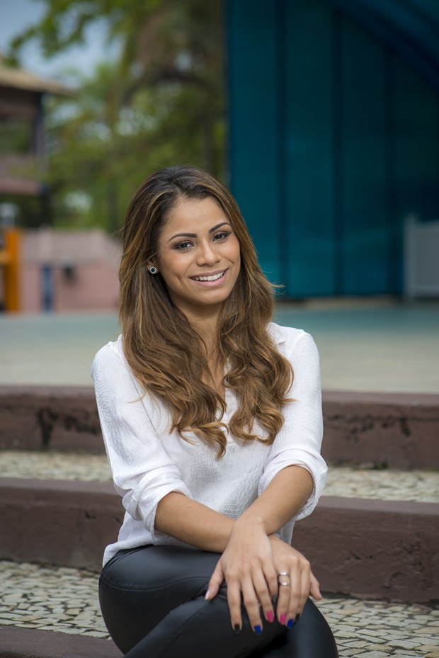 "Estou solteira, mas rolam uns pulos", conta Lexa - Quem | Entrevista