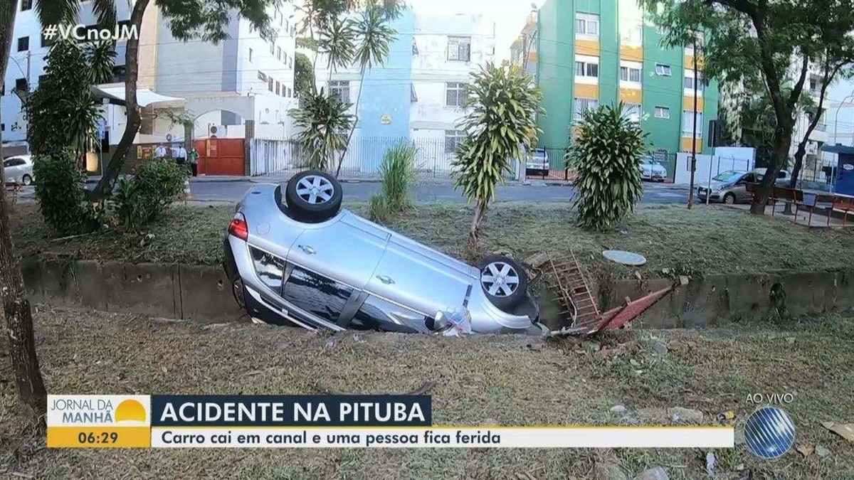Motorista fica gravemente ferido após perder controle de carro, bater em árvore e cair em vala ...