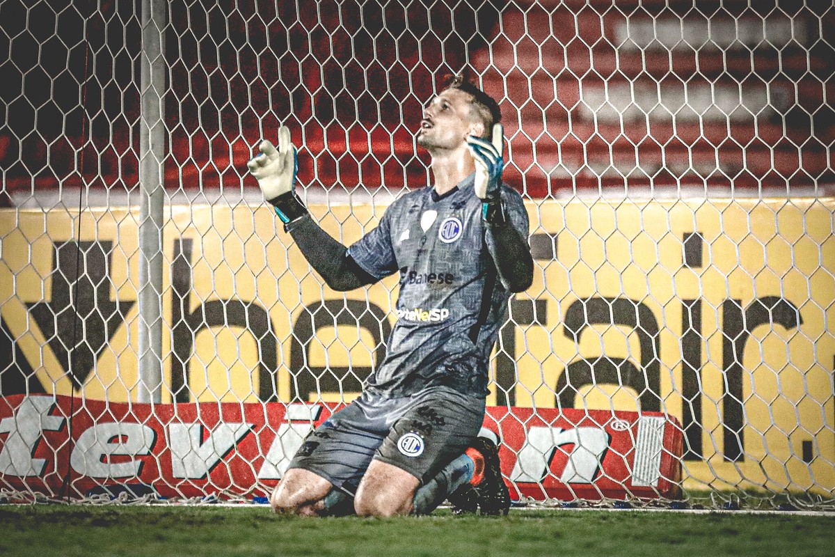 Cedido pelo Atlético-MG, goleiro Michael se destaca e conquista ...