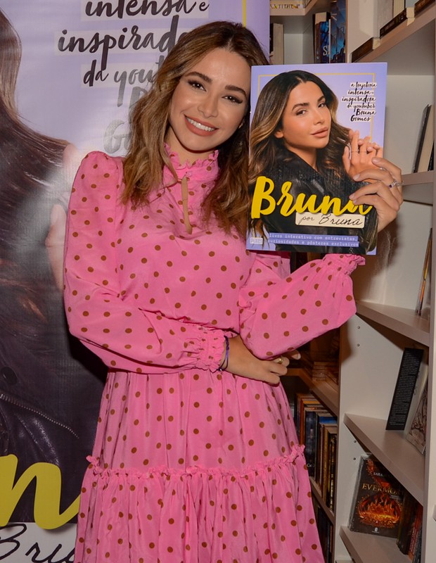 Bruna Gomes recebe beijo de Bernardo Sousa ao lançar livro em São Paulo ...