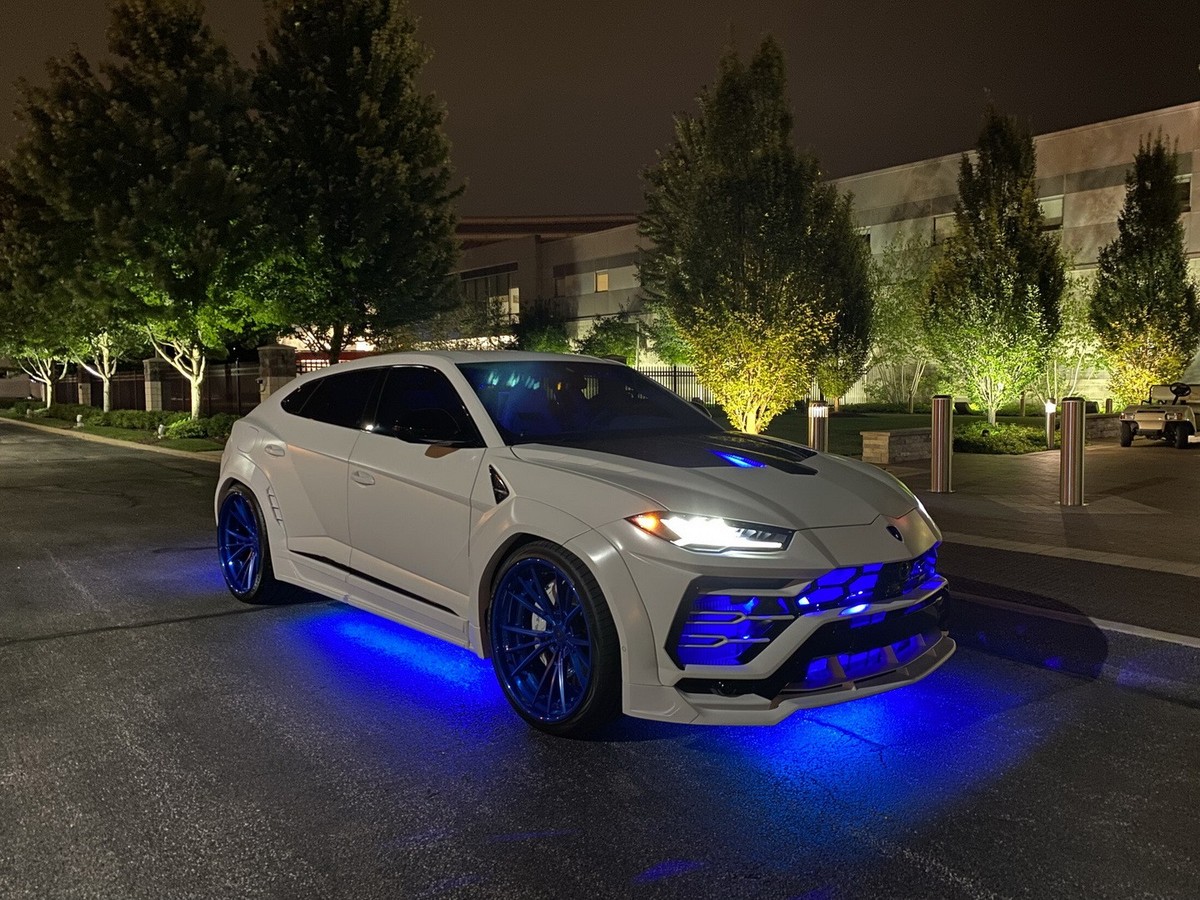 Lamborghini Urus de astro da NFL tem 900 cv, interior todo azul e neon ...