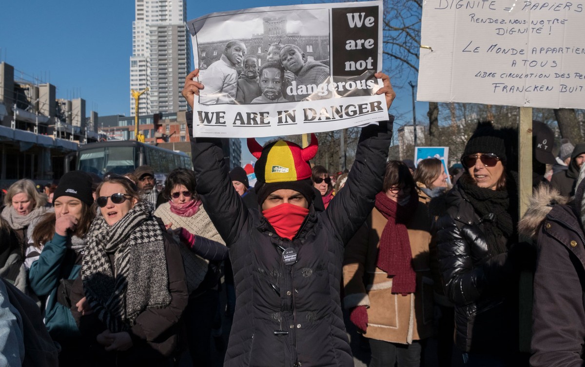 Protesto pró-imigrantes reúne dez mil em Bruxelas | Mundo | G1
