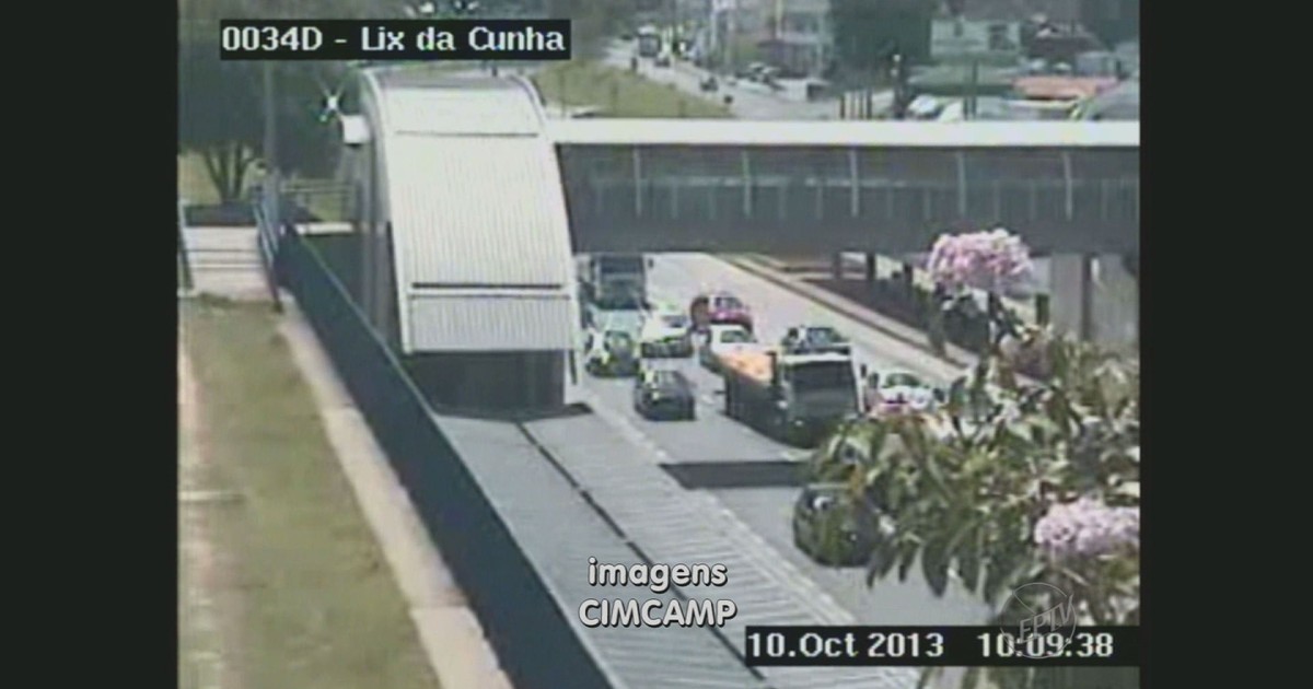 G1 - Acidente deixa carreta em forma de 'L' no trevo da Bosch em ...