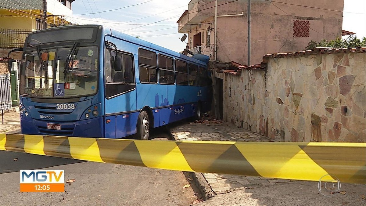 Ônibus sem motorista desce rua, bate em carro e casa e deixa feridos em BH | Minas Gerais | G1