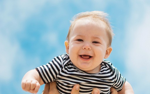 Banho de sol para ajudar o bebê a receber vitamina D - Revista Crescer ...