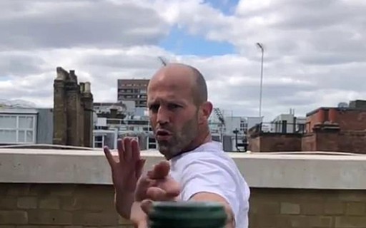 Jason Statham e John Mayer fazem novo desafio da "tampa de garrafa" e ...