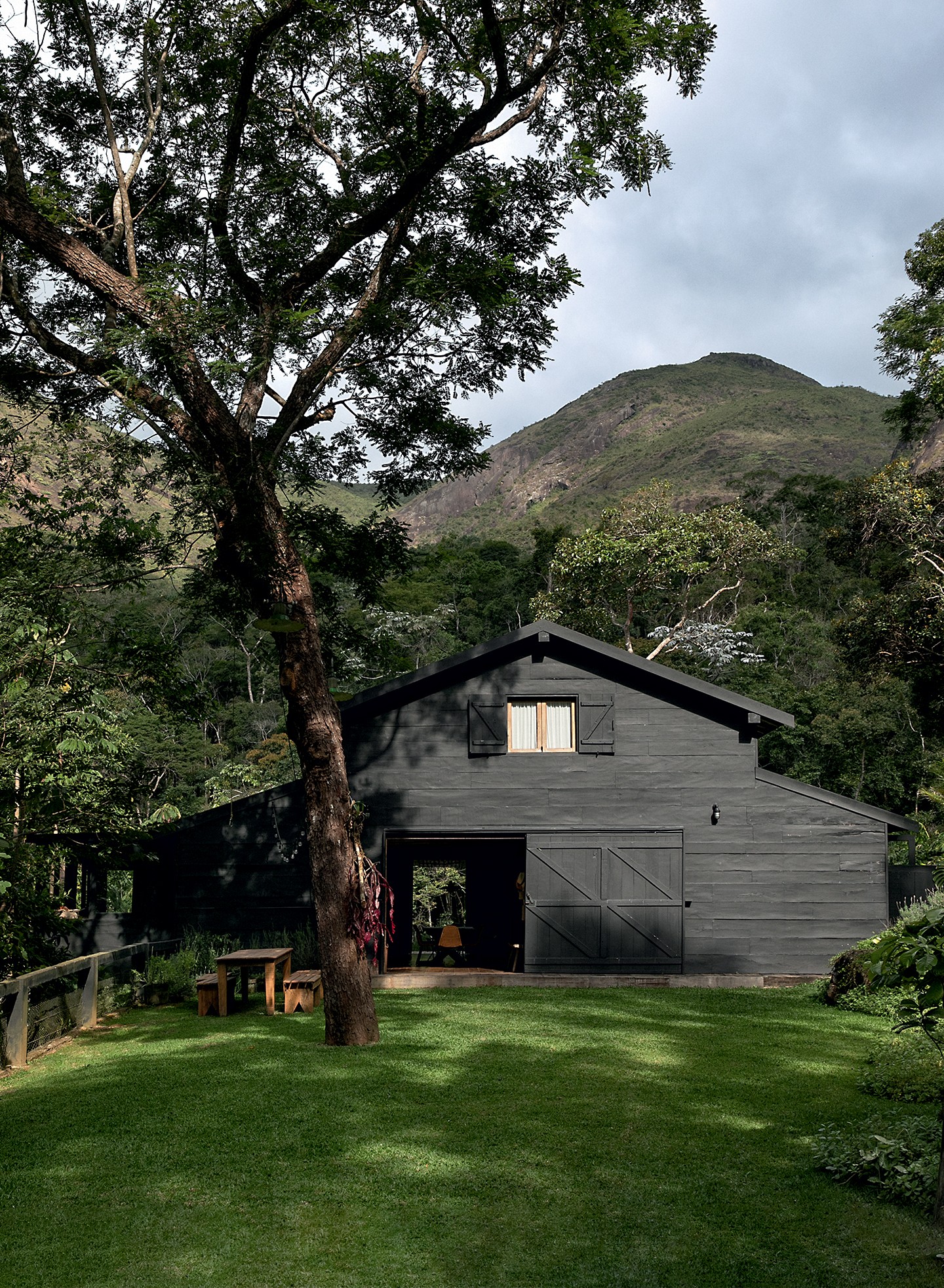 Casa de palafita e madeira de demolição convive em harmonia com a ...