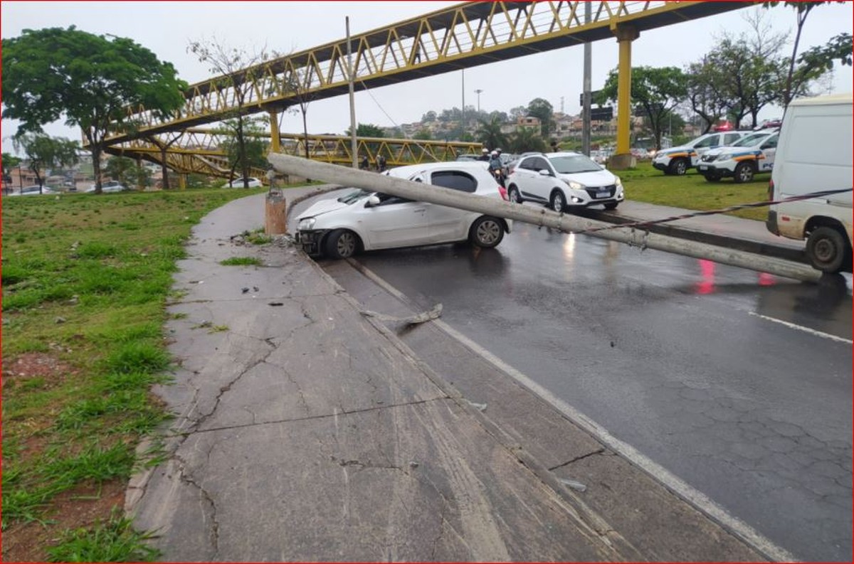 Carro bate e derruba poste na Região Oeste de Belo Horizonte | Minas Gerais | G1