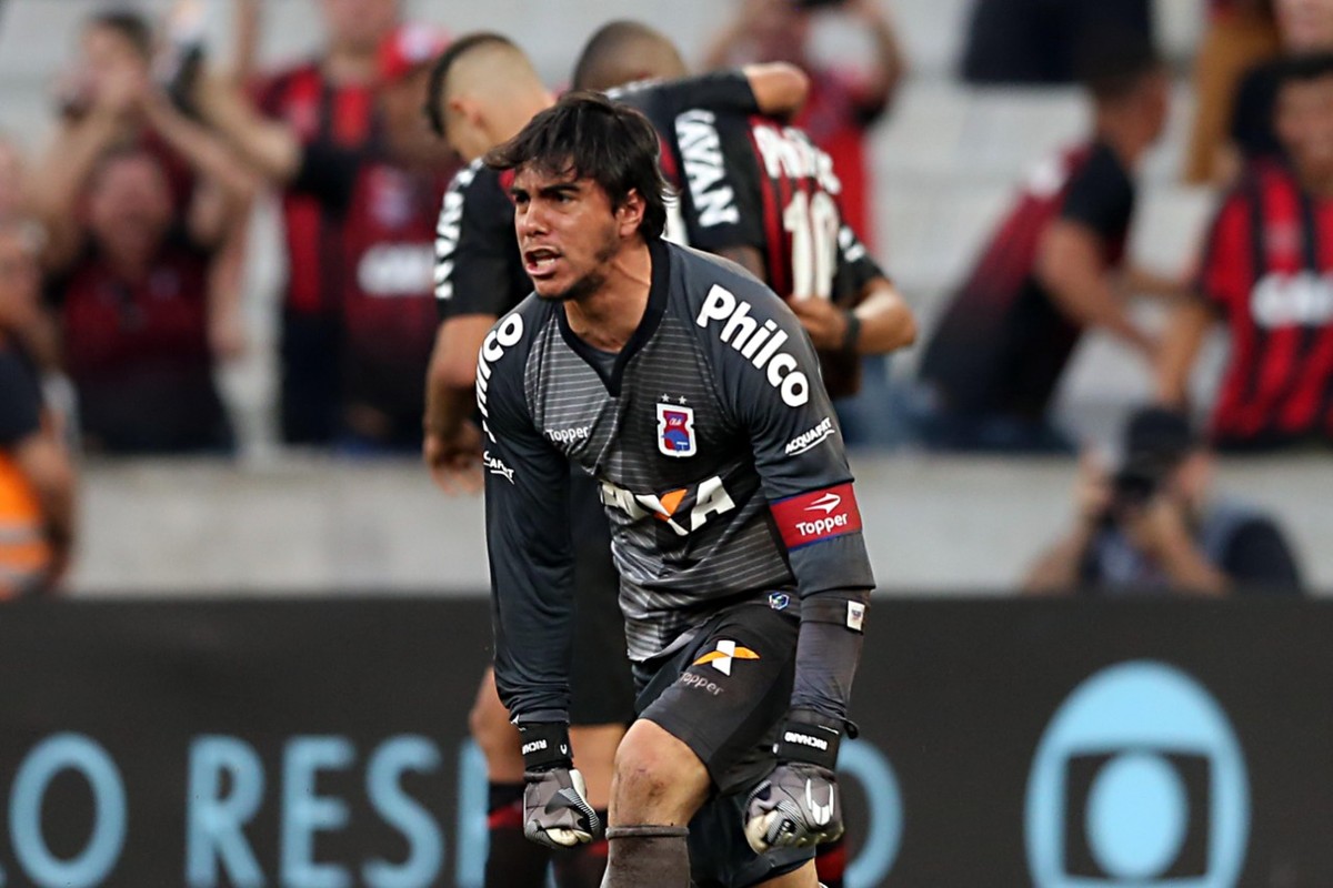 Richard faz quatro milagres no Paraná e evita uma goleada: "Não pode se ...