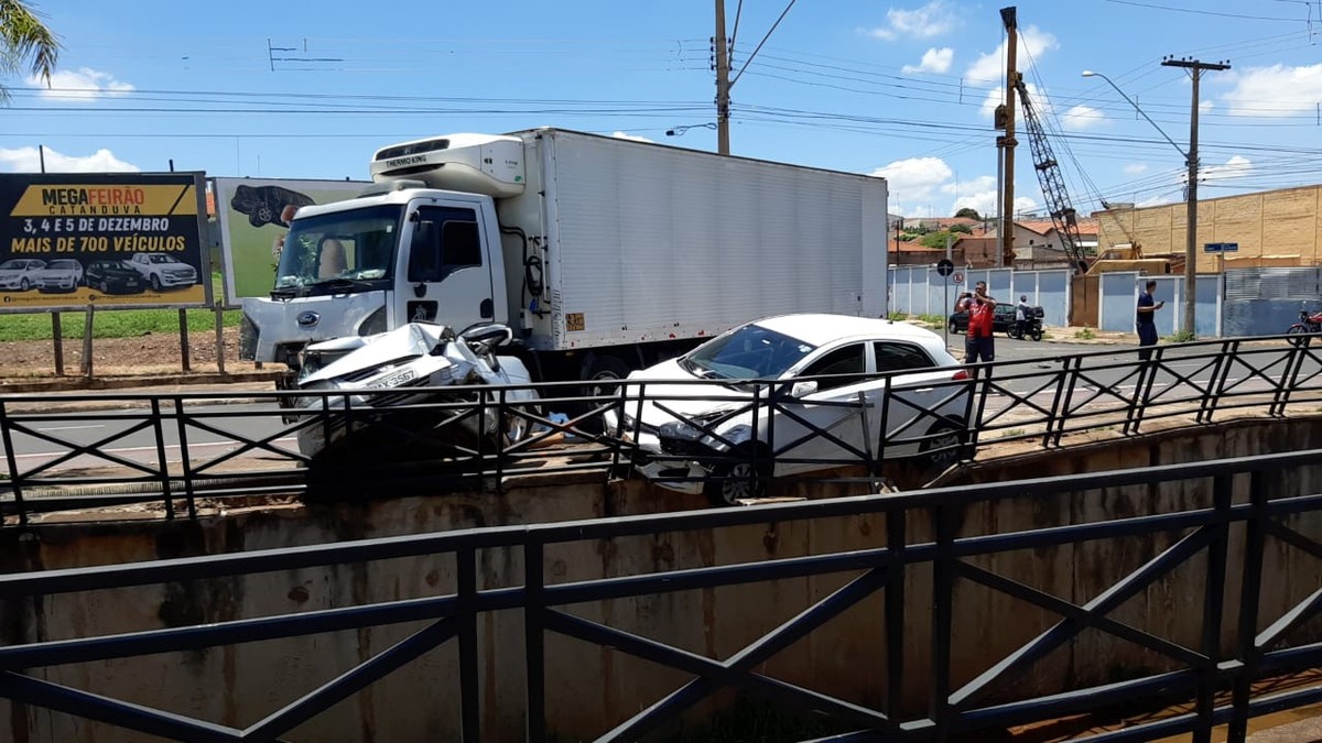 Caminhão desgovernado bate e prensa veículos em grade de avenida em Catanduva; vídeo | São José ...