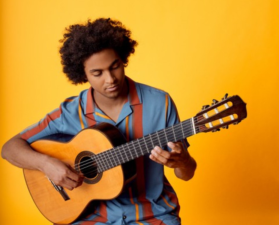 De Itanhaém para o mundo, violonista Plínio Fernandes chega ao alto do ...